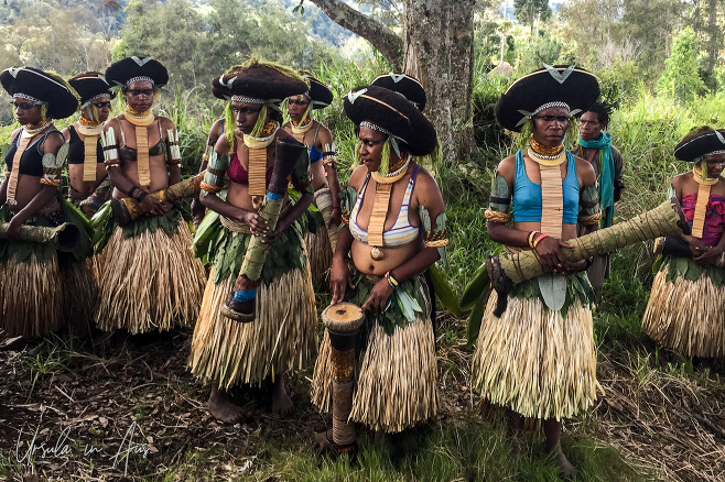 Big Hats and Small Drums: the Engan Women of Papua New Guinea » Ursula ...