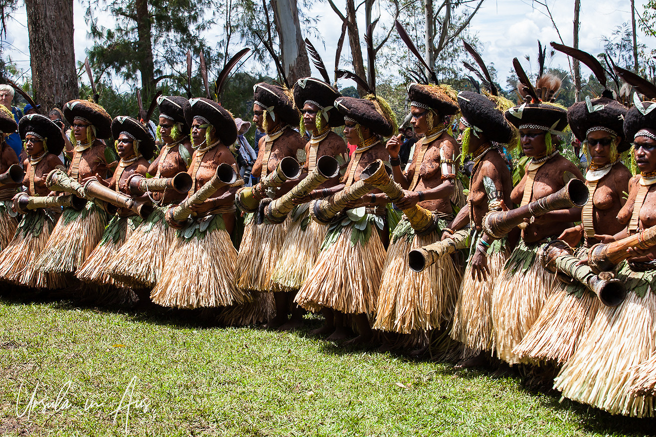 Big Hats and Small Drums: the Engan Women of Papua New Guinea » Ursula ...